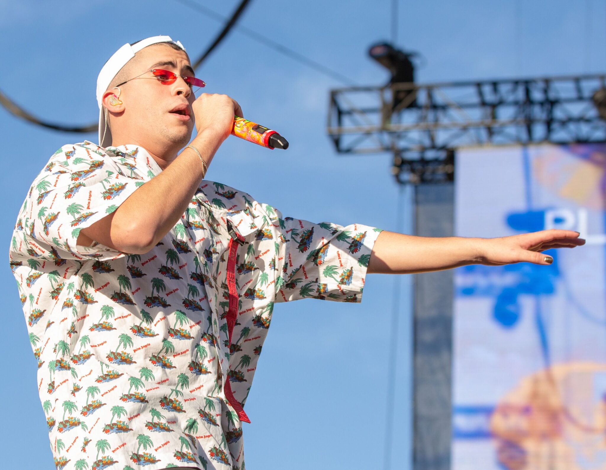 Bad Bunny’s Tops Billboard 200 With “Debí Tirar Más Fotos” - Hot Pop Today